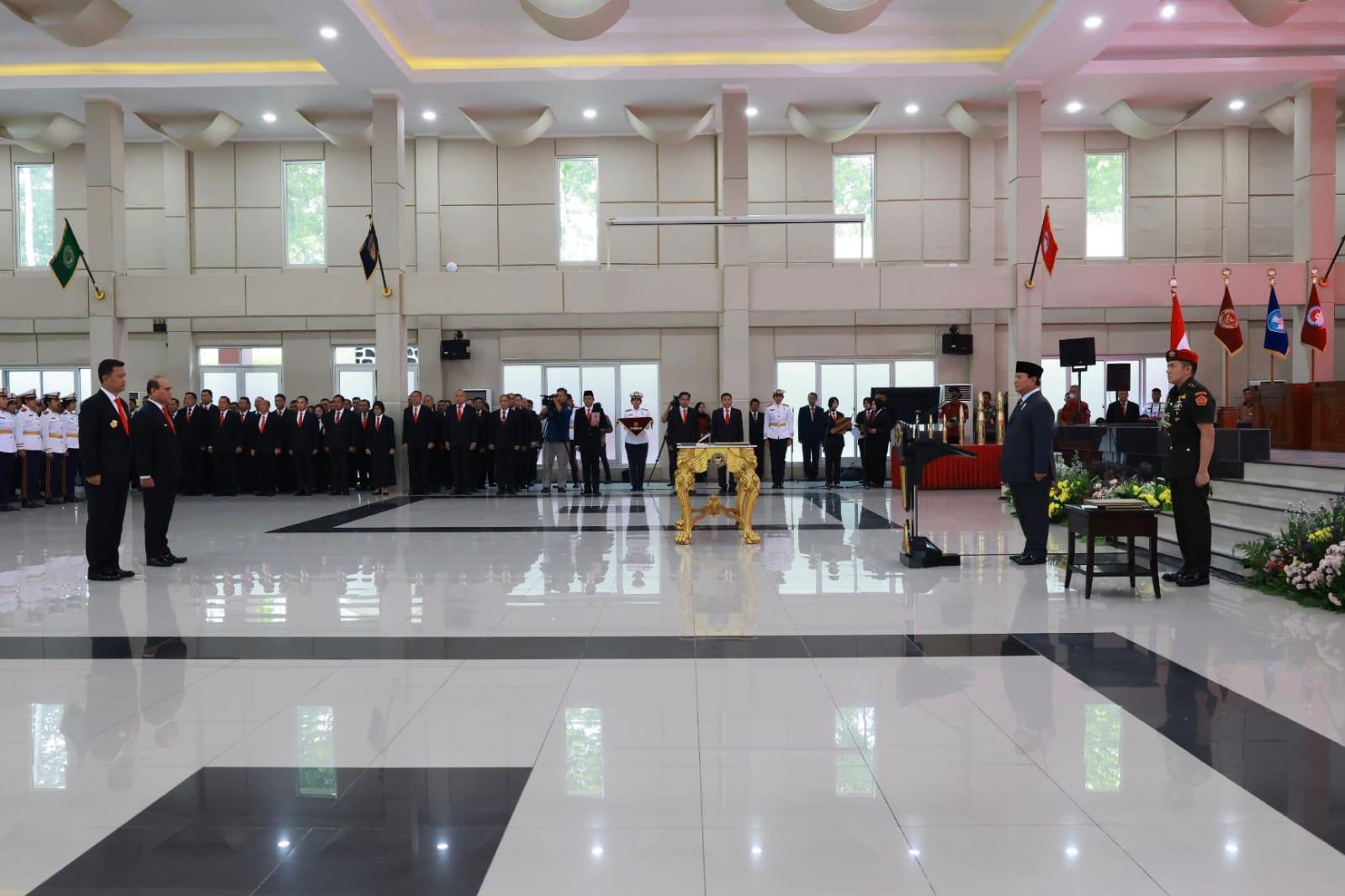Menhan Prabowo Resmi Lantik Mayjen TNI Jonni Mahroza Sebagai Rektor ...