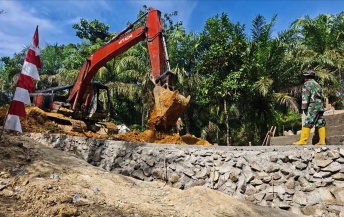 Alat Berat dan Prajurit TMMD Bergerak, Talud Jembatan Kini Berdiri ...